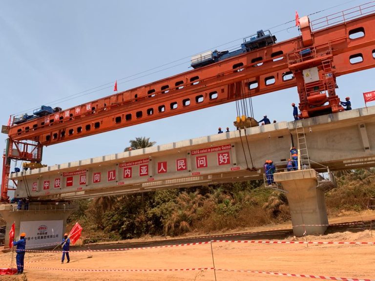 Projet Simandou : Pose de la première poutre du chemin de fer ...