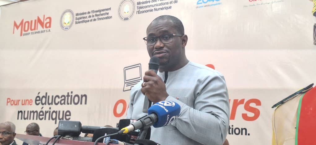 MouNa Group Technology offre 1000 ordinateurs aux étudiants les plus ...